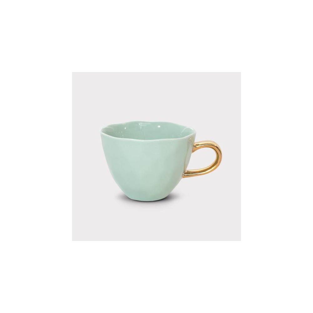 Kopper i mange forskellige farver med guldhank.